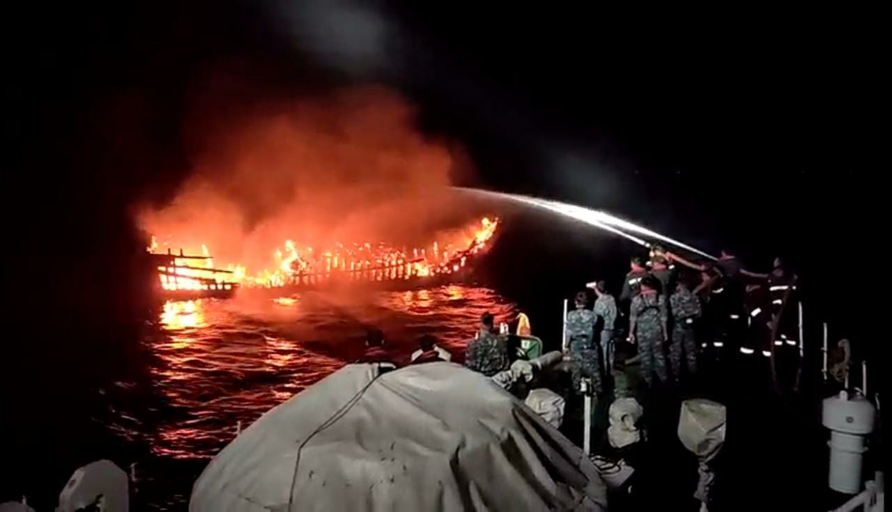 દ્વારકા : મધ દરિયે આગમાં સપડાયેલ 'હરસિધ્ધિ'ને બચાવવા રાજ રતન દૂત બની ...